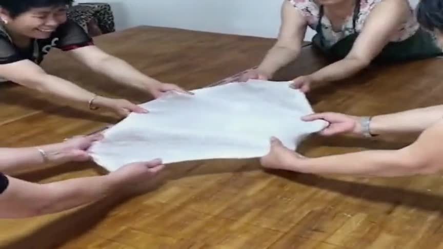 第一次见到这样做被子,蚕丝被的确比较舒服,要是买到真的就好了