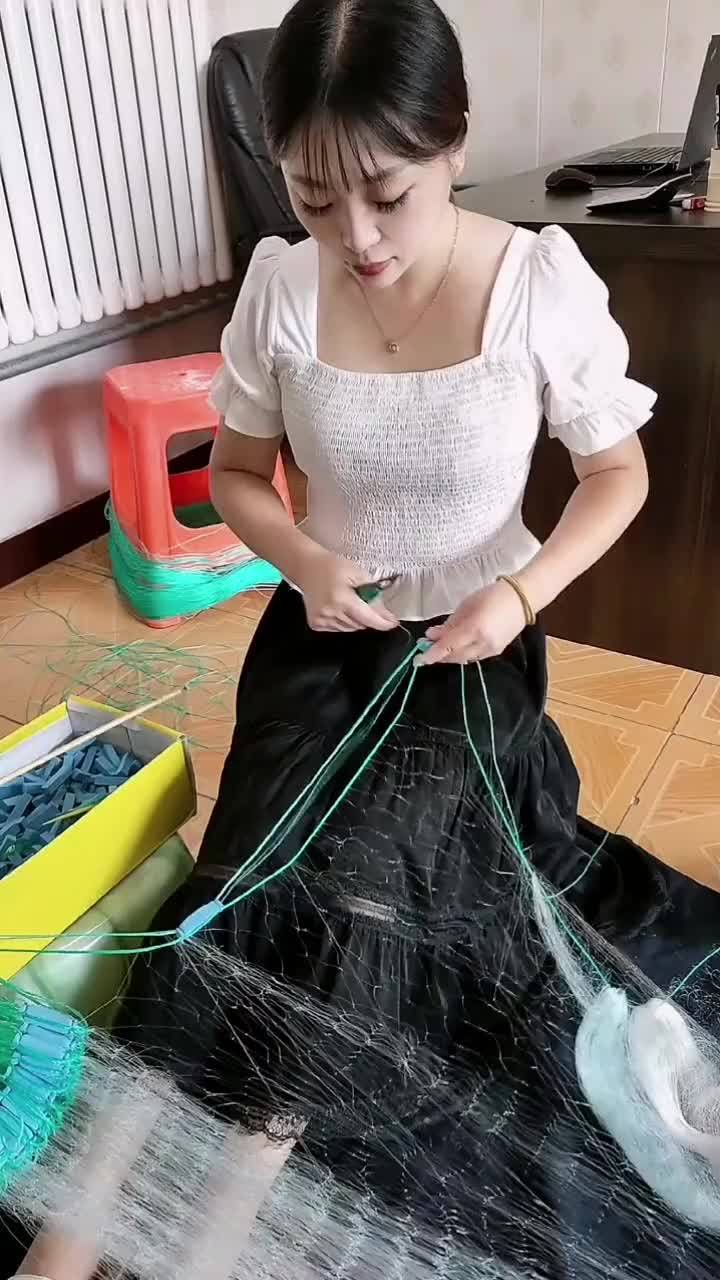 第一次见表妹织网,看这认真劲渔网不好用都难。