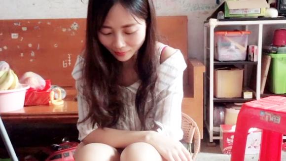农村妹子用艾草泡脚,身体越来越好