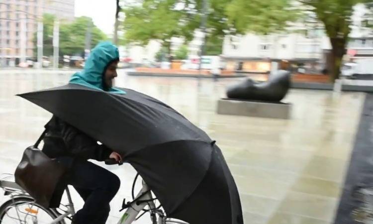 德国牛人发明新型雨伞,造型奇特,下雨骑车不用发愁
