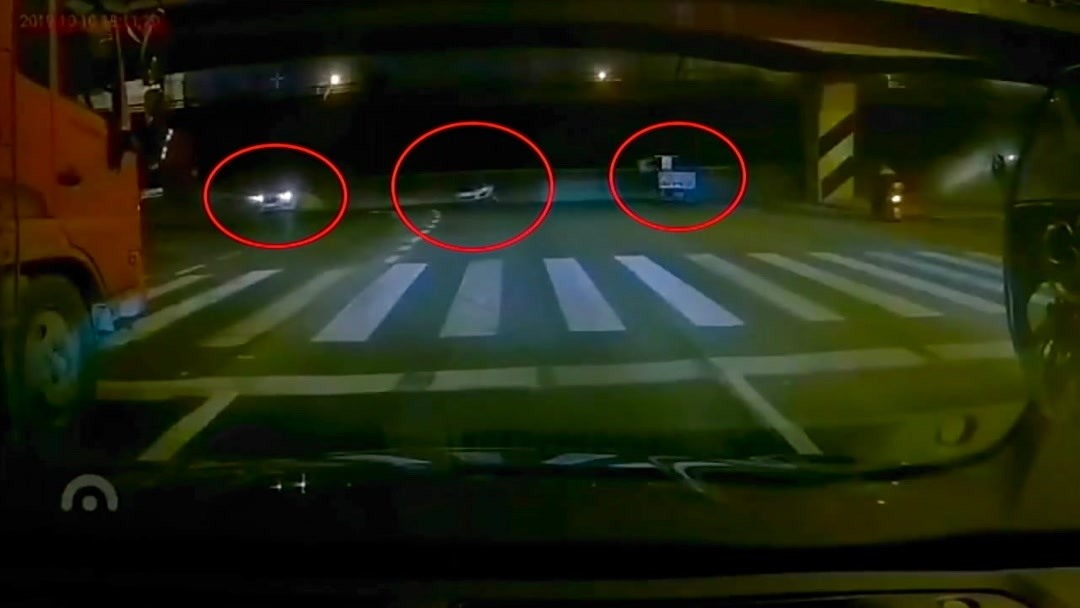 警方通报无锡高架坍塌:桥下3车被压