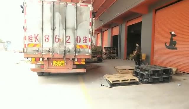 私人定制仓储出租,客户在看现场