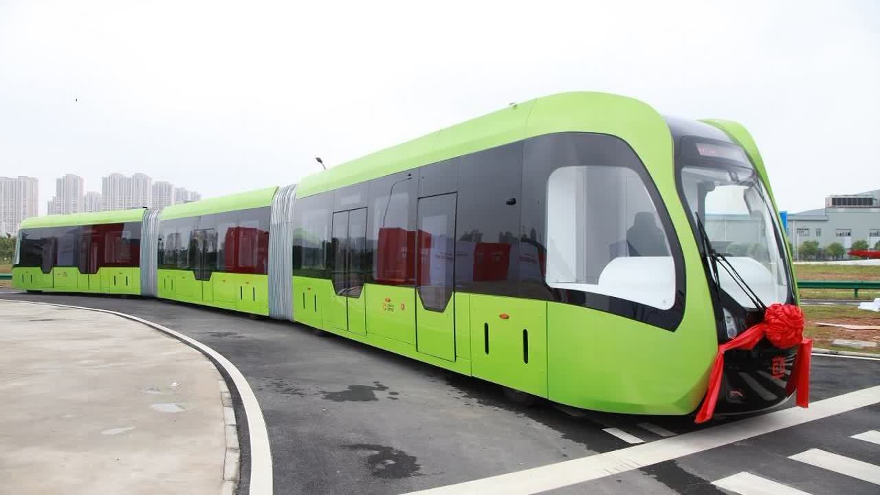 “无轨火车”现身,承载500人,能在公路上跑