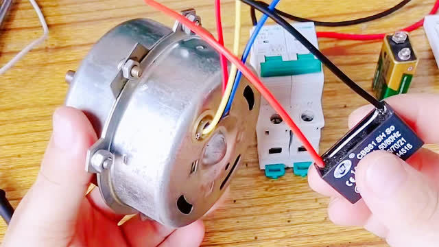 这就是电容的作用,学理论太难懂了,电工看完这个操作