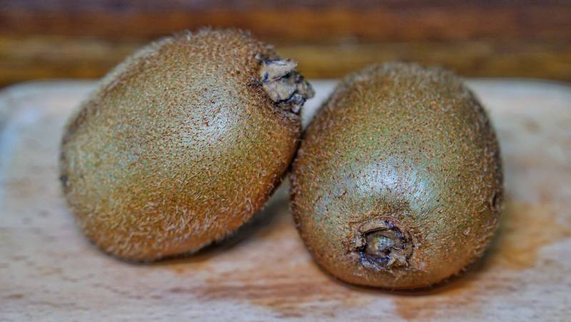 这种方法去皮吃猕猴桃,一口一个超级爽