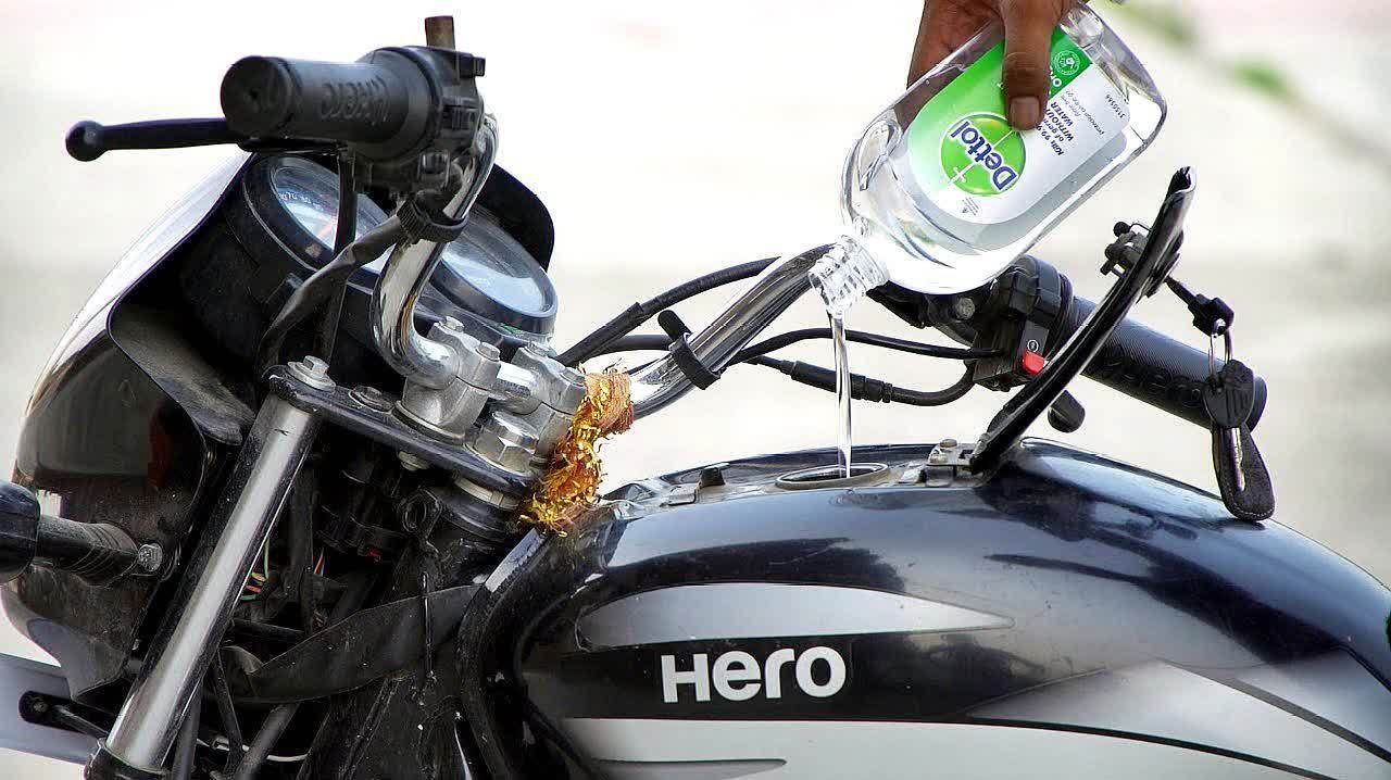 把消毒剂倒进摩托车能骑行吗?小伙亲测,结果太劲爆了!