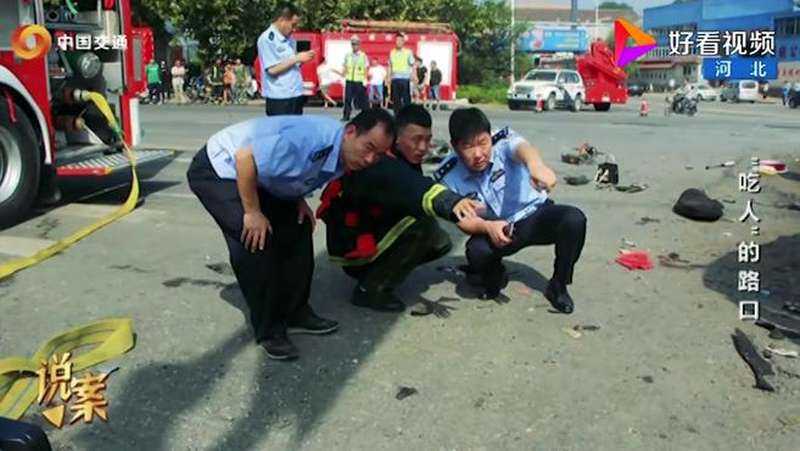 5车相撞,电动车被碾压消失,连小轿车都被大车挤成“铁饼”!