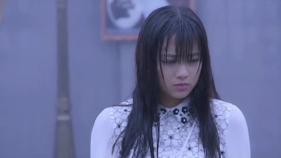 美女被雨淋湿太久,晕倒在任浩明怀中,被他"公主抱"回了家!
