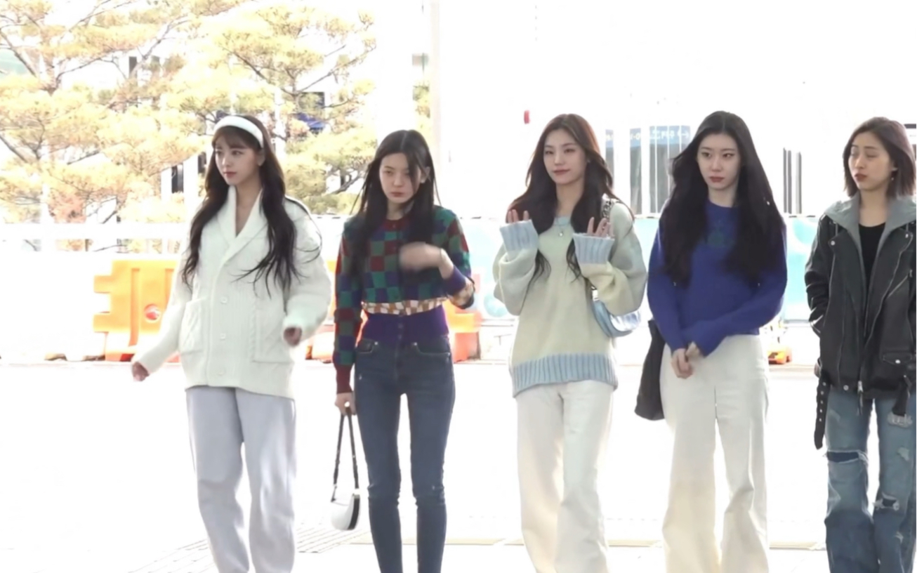 #韩娱 女子组合ITZY2/2日下午为了参加在印尼雅加达举行的世界巡回赛...