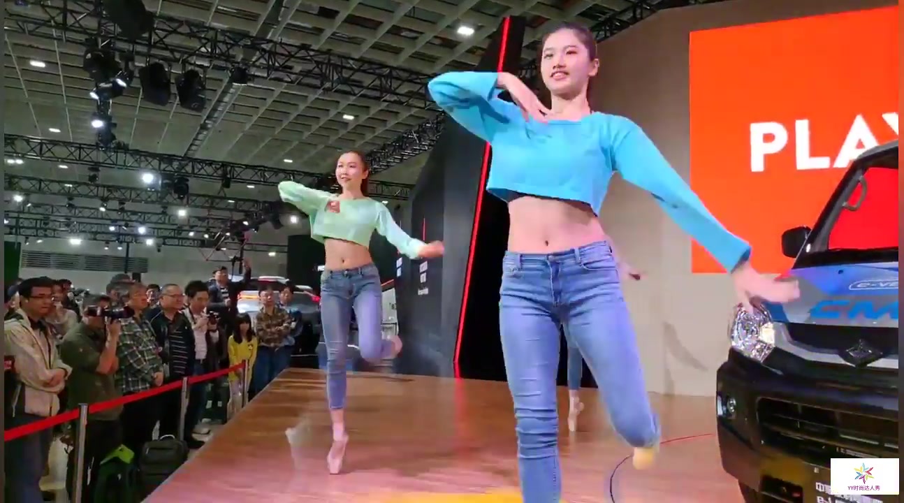 台北车展,你觉得是主持人还是车模漂亮呢?