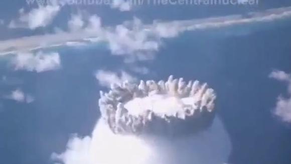 水底的核弹爆炸,翻腾的蘑菇云又一次震撼了我的内心