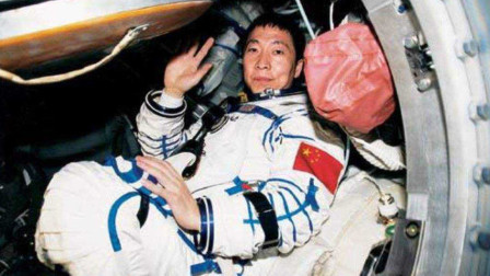 杨利伟在太空舱听到敲窗声,10年后解开谜题:万幸捡回一命