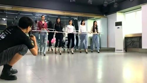 模特们走路,为什么还要举个棍子