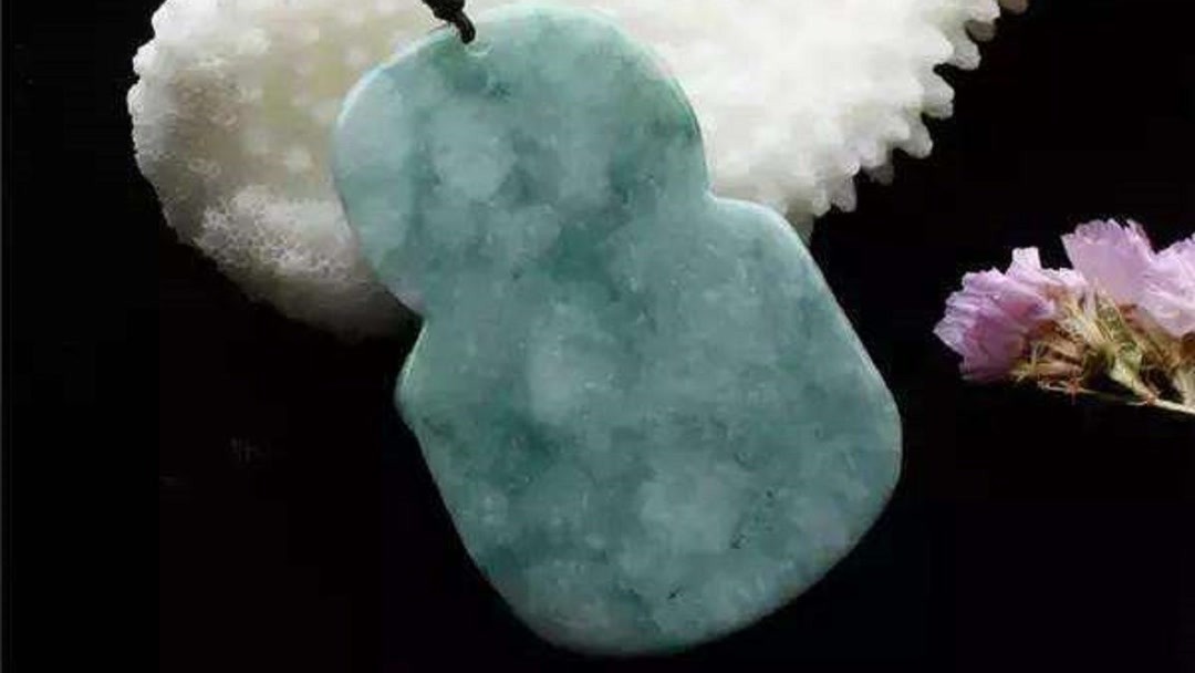 行家讲解有“白雾”表现的翡翠赌石,您玩过这样的原石吗