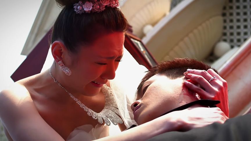恋歌:婚礼上发生枪击案,新郎跑了,前男友为救新娘中枪