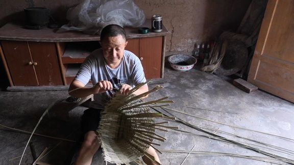 拿个撮箕作样本,就能编织一个新撮箕,虽说幺爹听不到,但很聪明