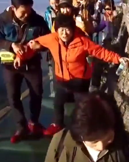 张家界玻璃栈道吓哭韩国艺人,变壁虎贴墙不敢移动