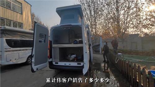 新款尾部横床布局的宽体升顶房车,上下两张大床,储物空间太丰富