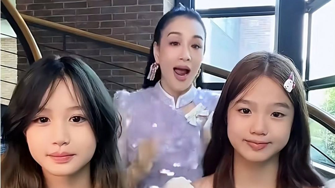钟丽缇二女儿被指整容 本人翻白眼捏脸揉鼻子回应