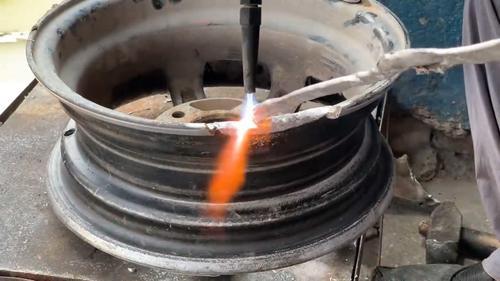 巴铁硬核修补汽车轮毂豁个大口而已 能修绝不换