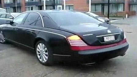 豪车迈巴赫倒车发生碰撞,还是技术差点!