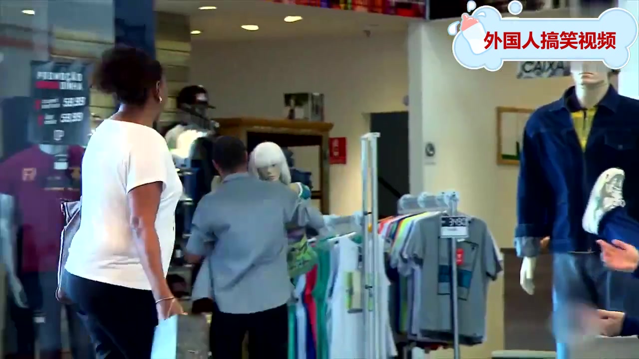 妹子扮成假人模特吓路人,毫无防备的路人都被吓坏了