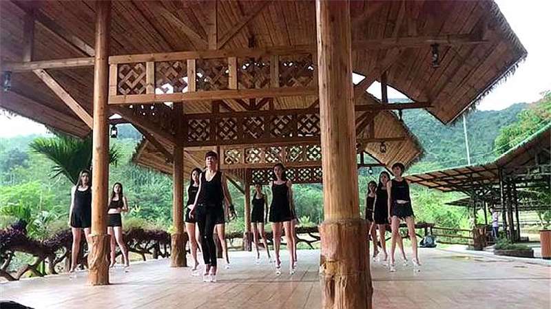 男导师走模特女步,小姐姐被实力抢镜,一举一动都透露着妩媚