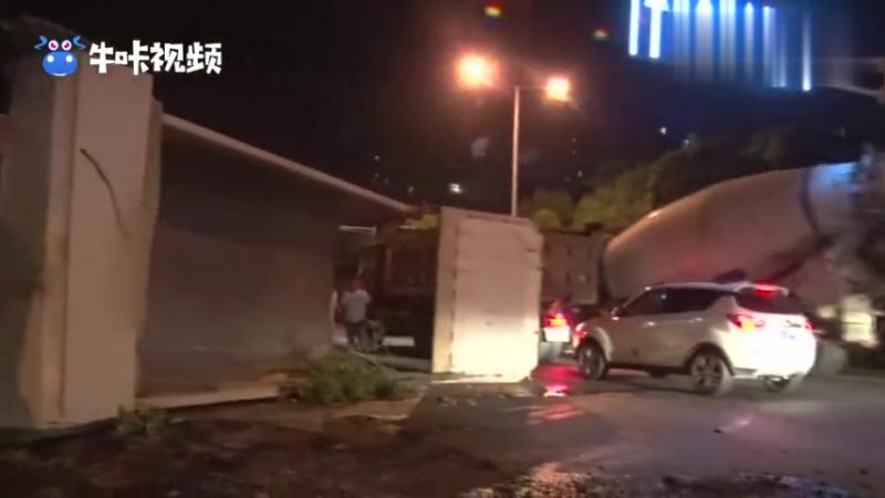 渣土车深夜翻车 司机受伤交通受堵