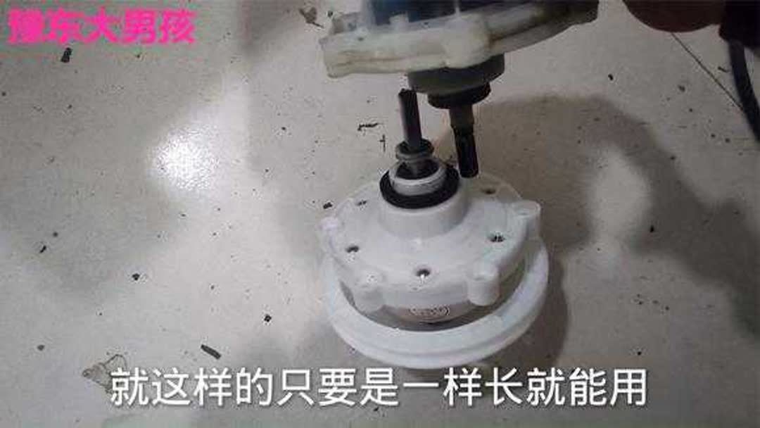 洗衣机换减速器,螺丝卸不掉小伙直接把洗衣机敲个洞,又快又方便