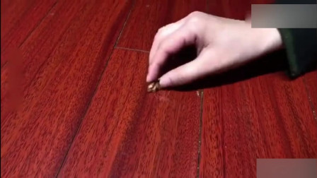 木地板被划了不用换,用核桃一分钟就能修复好