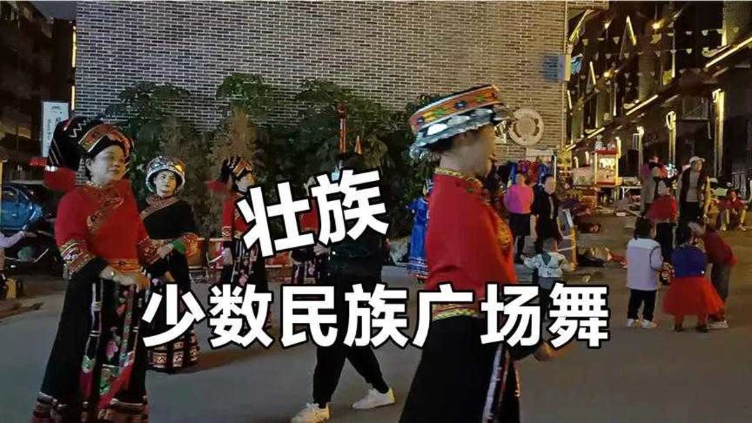 少数民族文化有特色,连跳广场舞都不一样,舞步简单,服装美艳