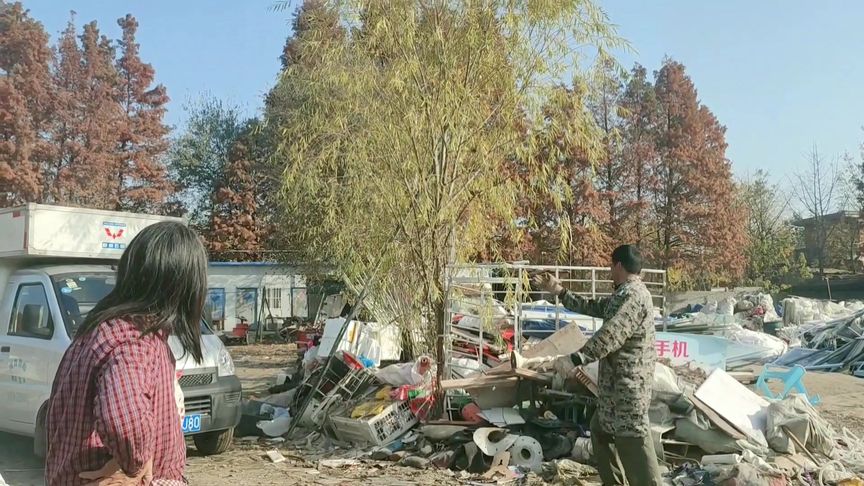 农夫卖旧电动车,回收站论斤收,私人回收主动被动价格却有大猫腻