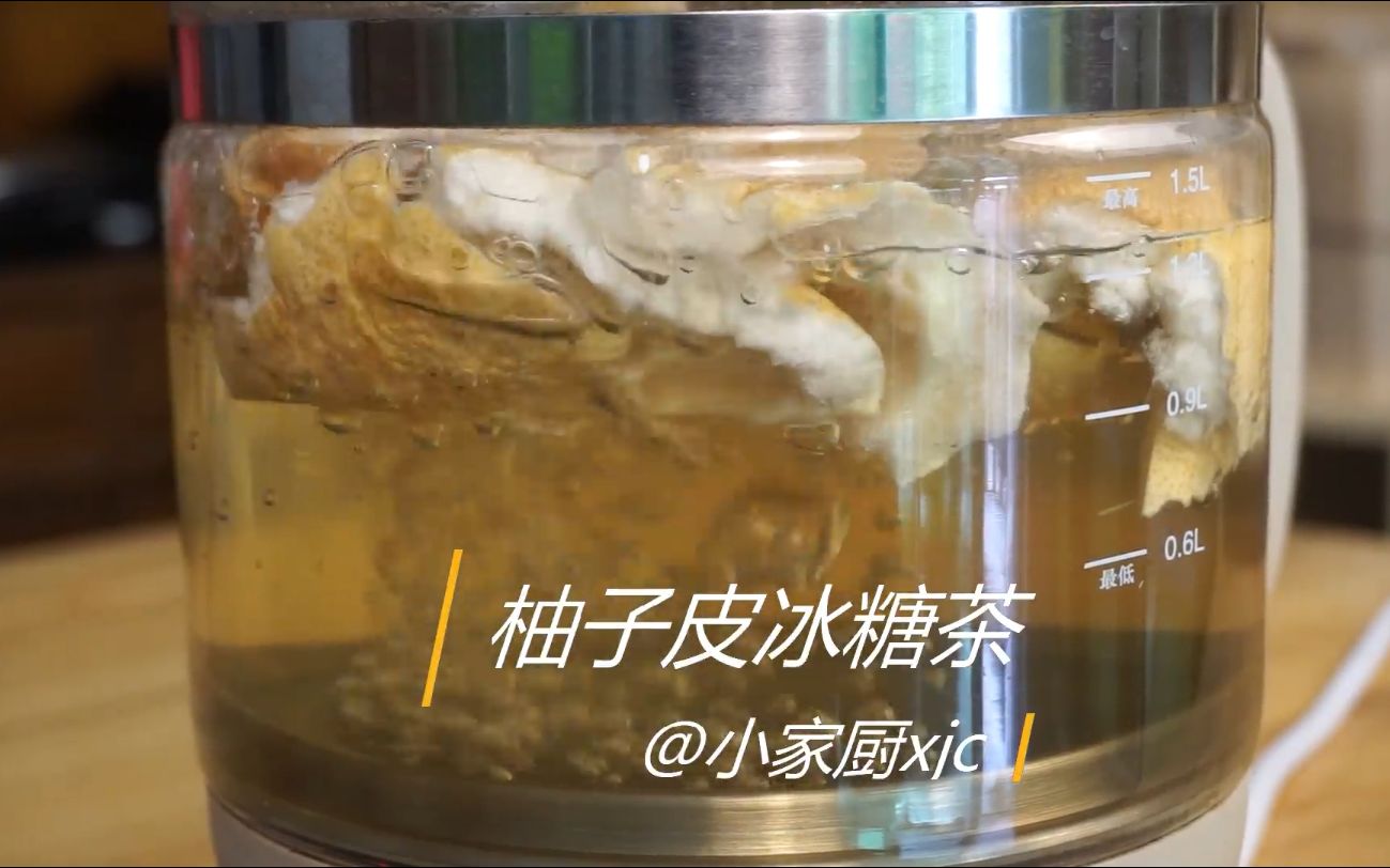 柚子皮冰糖茶,随手晒下柚子皮,晒干干的,好储藏,想喝的时候,咳嗽了,有它