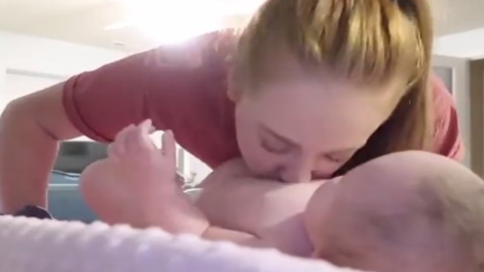 妈妈给小宝宝换尿不湿,小宝宝好可爱啊!