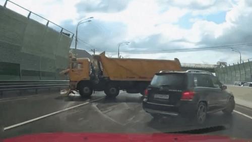 没有行车记录仪不会看到的画面, 老司机开车切忌安全第一