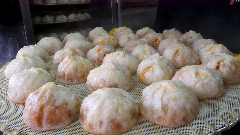 韩国人模仿中国包子,制作“泡菜馅”包子,网友:看着就不好吃