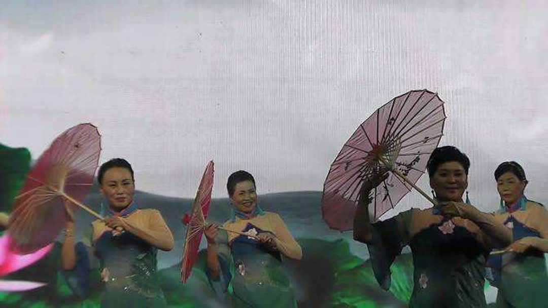 夏夜的山村舞台上,一群旗袍女子演绎柔情伞舞《水韵江南》