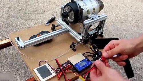 测试巴掌大小航模喷气发动机,每分钟转速125000