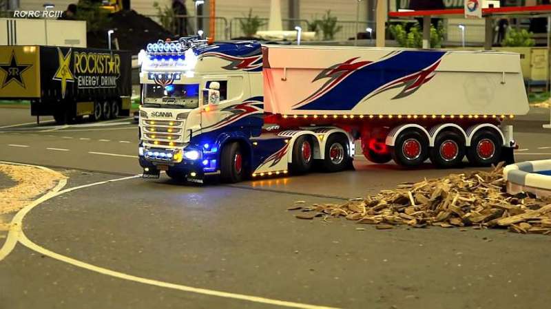 做工逼真的微缩模型卡车