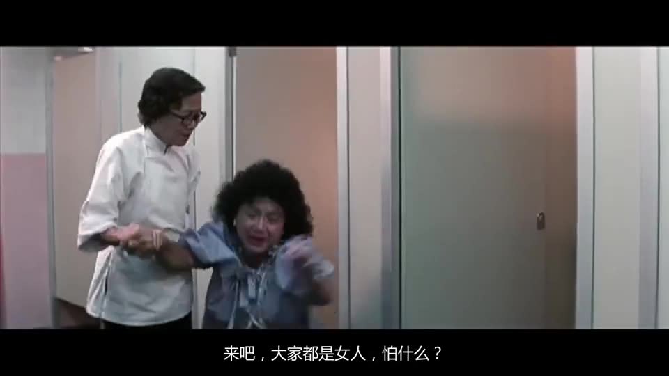 许冠文上厕所跌倒,被保洁阿姨发现,扶他到残疾人专用洗手间
