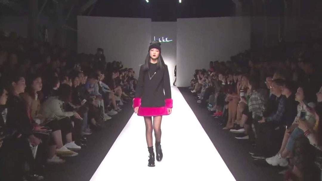 简约时尚的设计,玫红色封边,精致又百搭