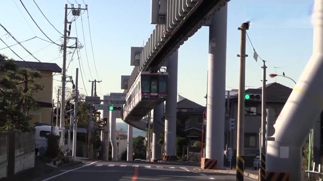 中国小伙在日本旅游,实拍东京的单轨电车开出站台,你见过吗?
