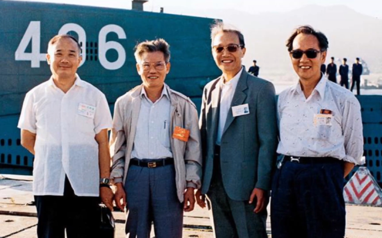 1985年,我国第一代核潜艇工程四位总师,站在亲自参与设计建造的长征...