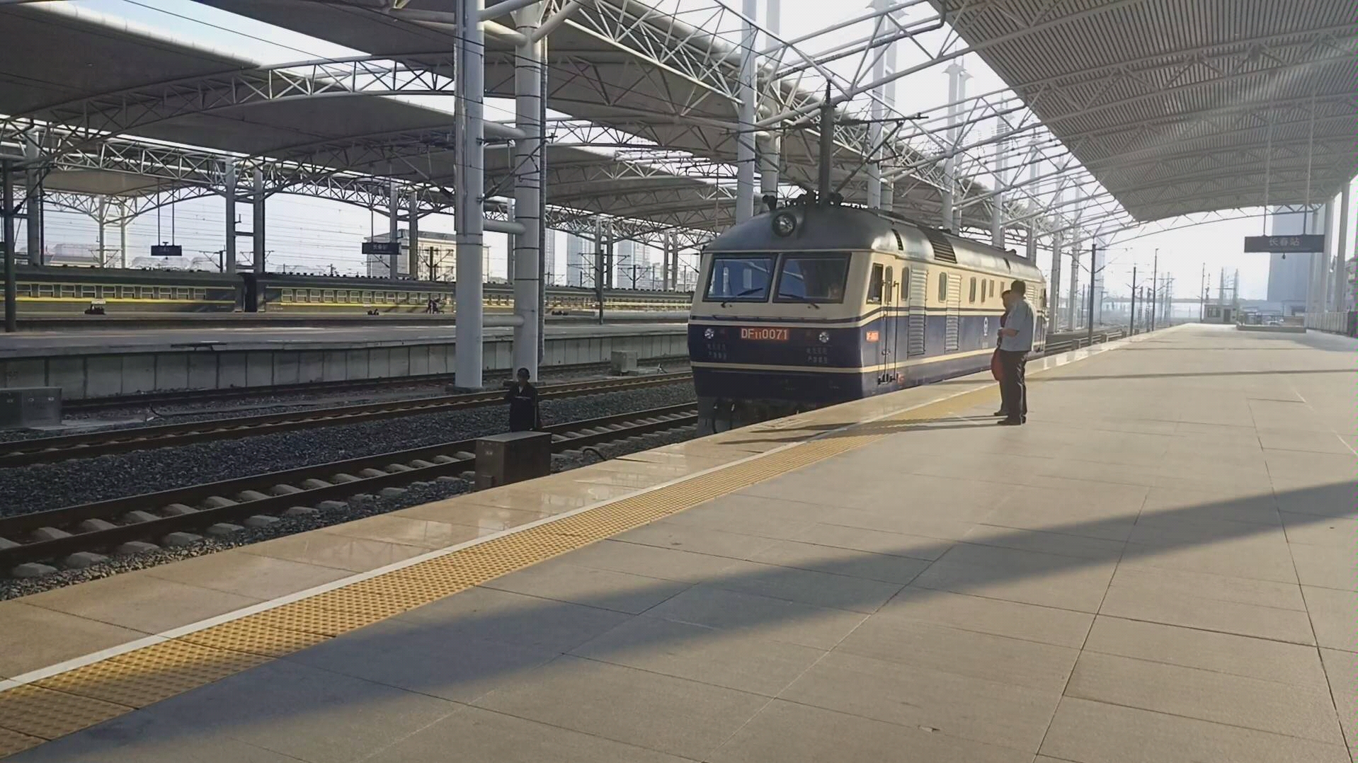 由长春始发,终到榆树的4375次列车,DF11内燃机车车头对接