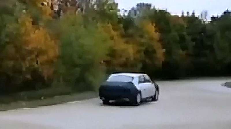 俄罗斯总统的“神秘座驾”,是一辆四门豪华轿车,公开测试画面
