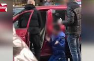 愤怒!小学生扔石子砸车,竟被车主逼下跪道歉自扇耳光