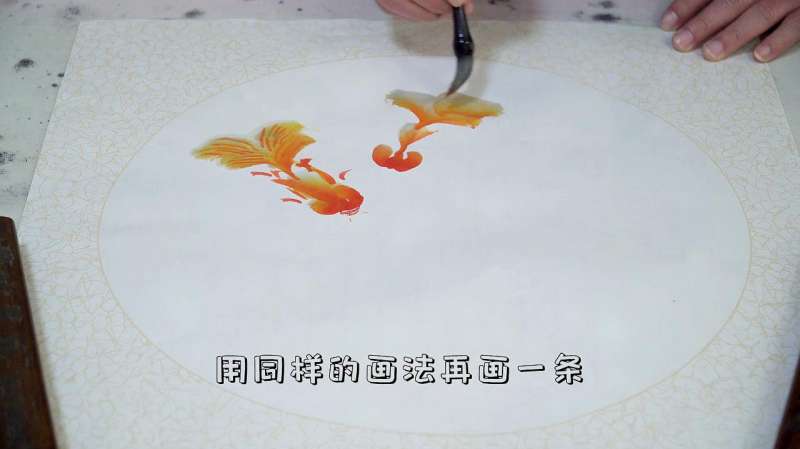 金鱼怎么画,跟荷塘怎么搭配,老师这种画法自然和谐,快来学习吧