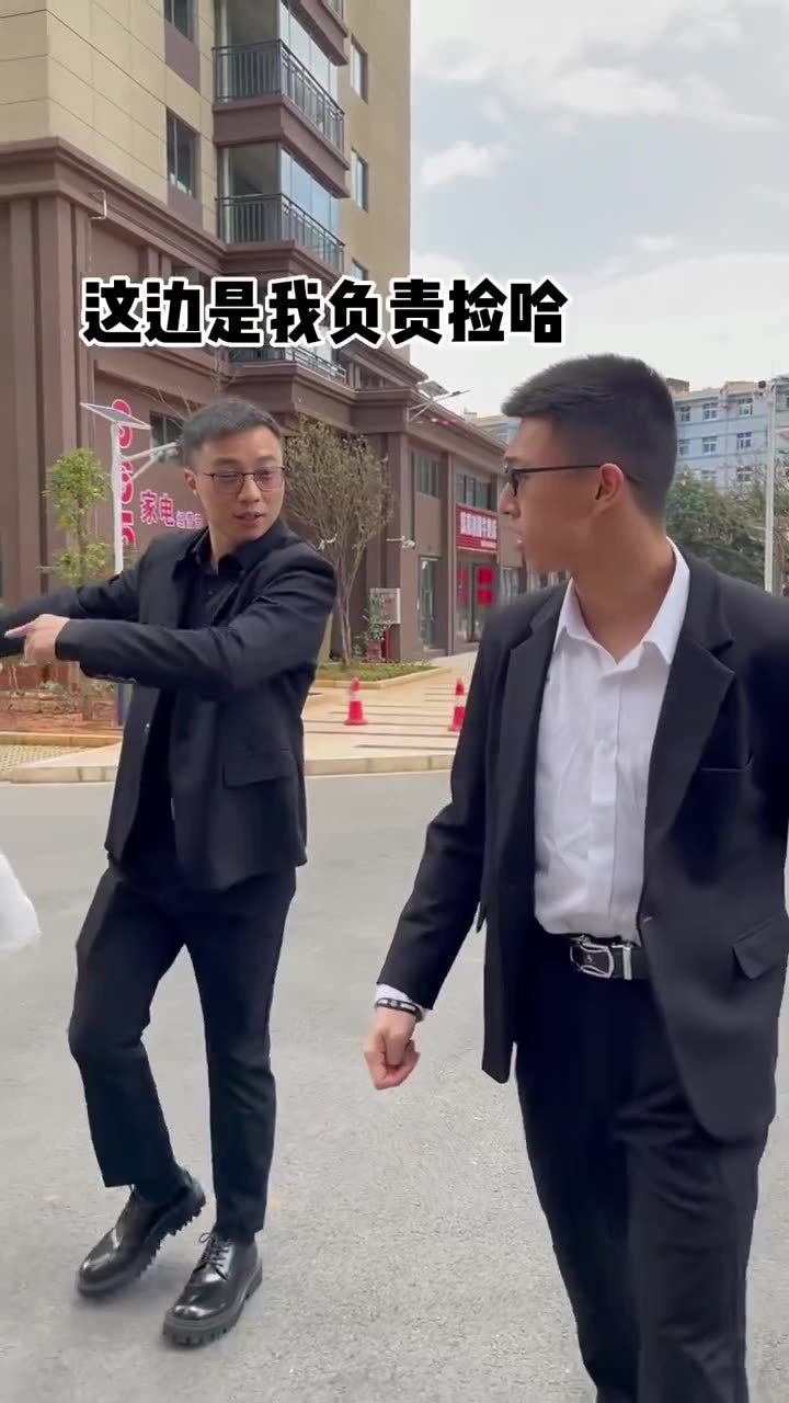 接到女学员去,就开始介绍业务!