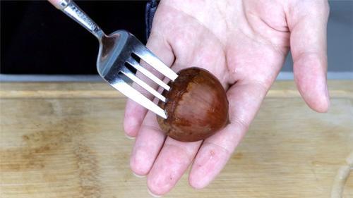原来给板栗开口这样简单,只需要一个叉子就轻松搞定,安全又快速