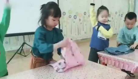 小班部五一劳动节主题活动《小手小手你最棒》